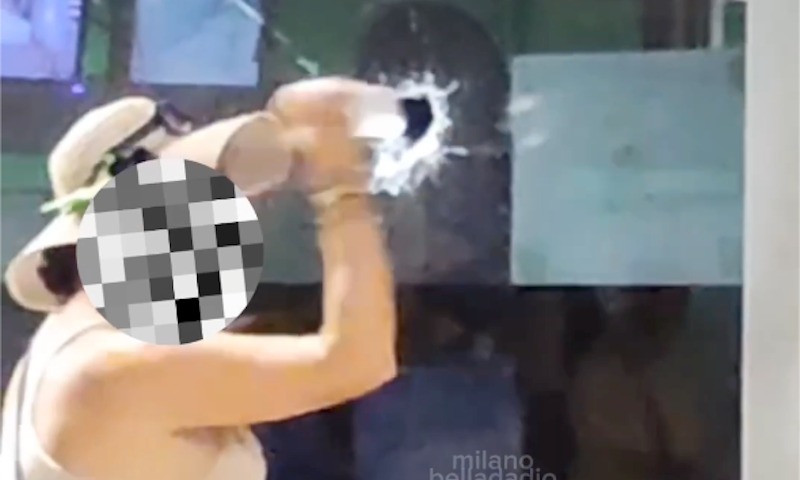 Donna in preda ai fumi dell'alcol prende a bottigliate il vetro del gabbiotto Atm nella metro ...