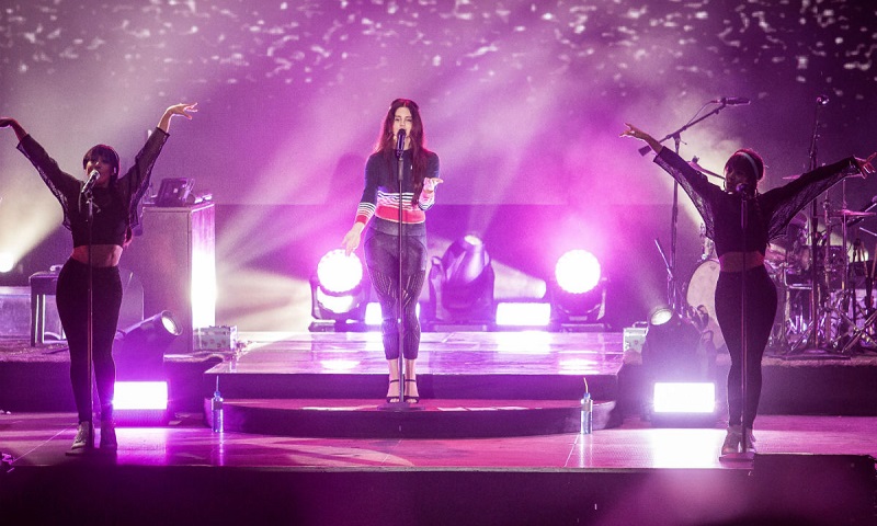Lana Del Rey stasera in concerto all'ippodromo La Maura: come arrivare ...